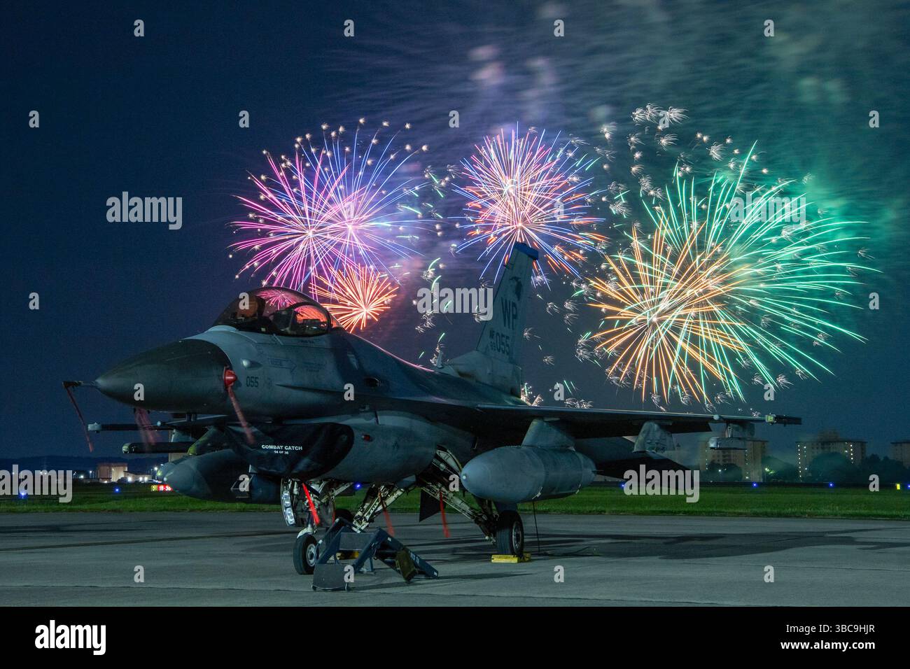 A U.S. Air Force F-16 Fighting Falcon assigned to the 35th Fighter ...