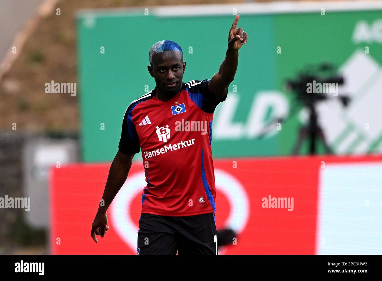 Fuerth, Deutschland. 18th May, 2025. Fussball; Spieltag 34; 2. Bundesliga; Saison 2024/2025 ...