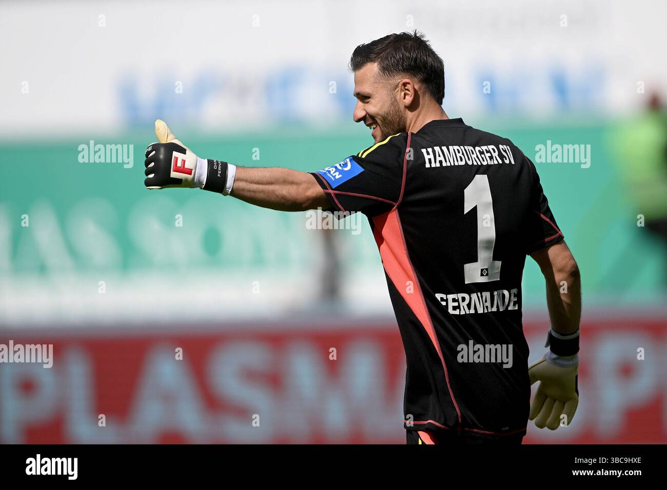 Fuerth, Deutschland. 18th May, 2025. Fussball; Spieltag 34; 2 ...