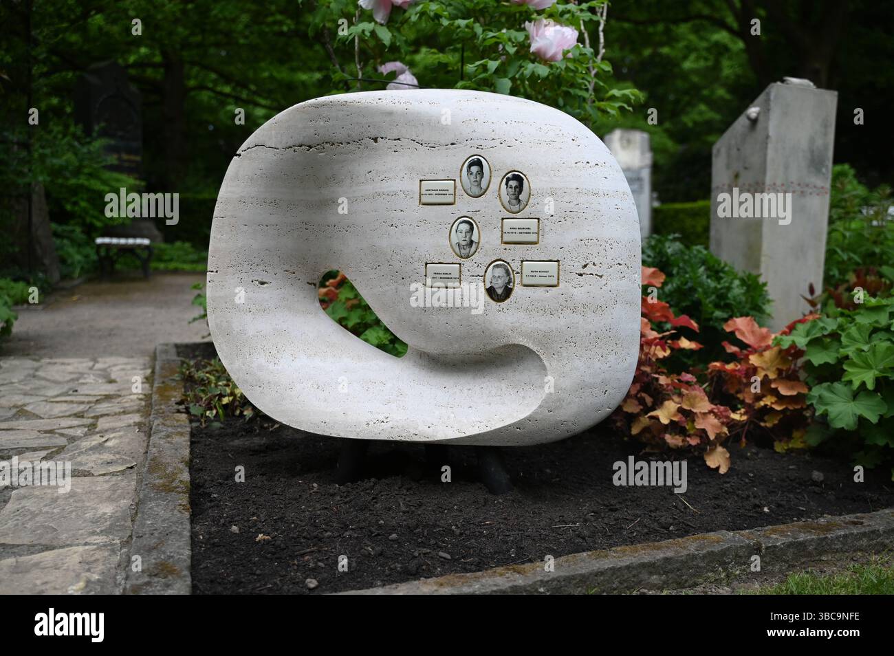 19 May 2025, Hamburg: The names "Gertraud Bräuer", "Anna Beuschel ...