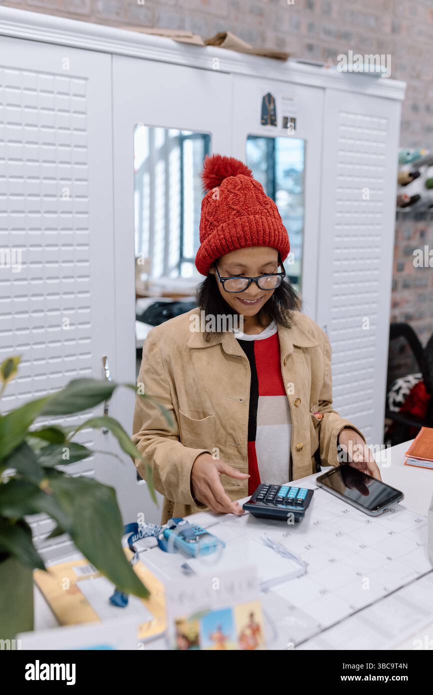 Pay in a shop hi-res stock photography and images - Alamy