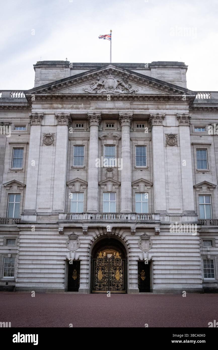 Buckingham Palace the official residence of the British monarchs in the ...