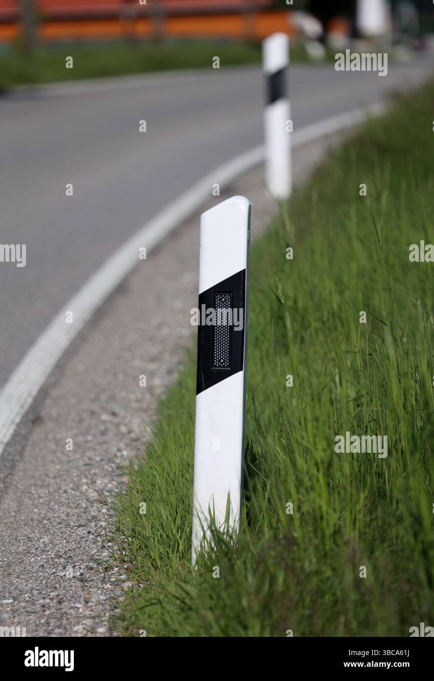 Hier im Bild Leitpfosten am Strassenrand, Begrenzungspfahl ...