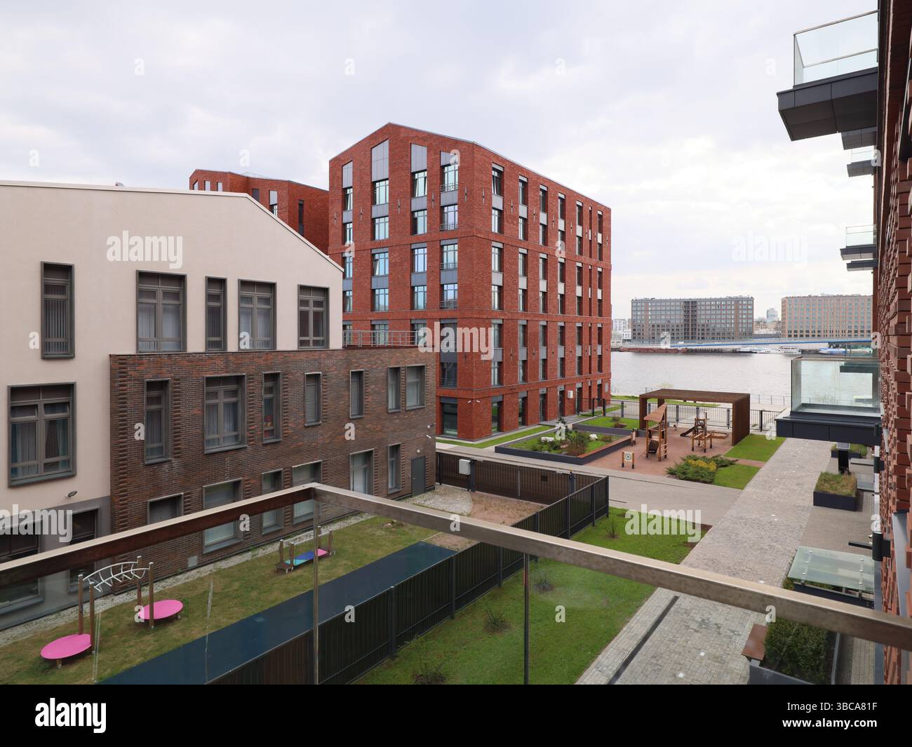 Modern and Contemporary Urban Housing that Features an Impressive and ...