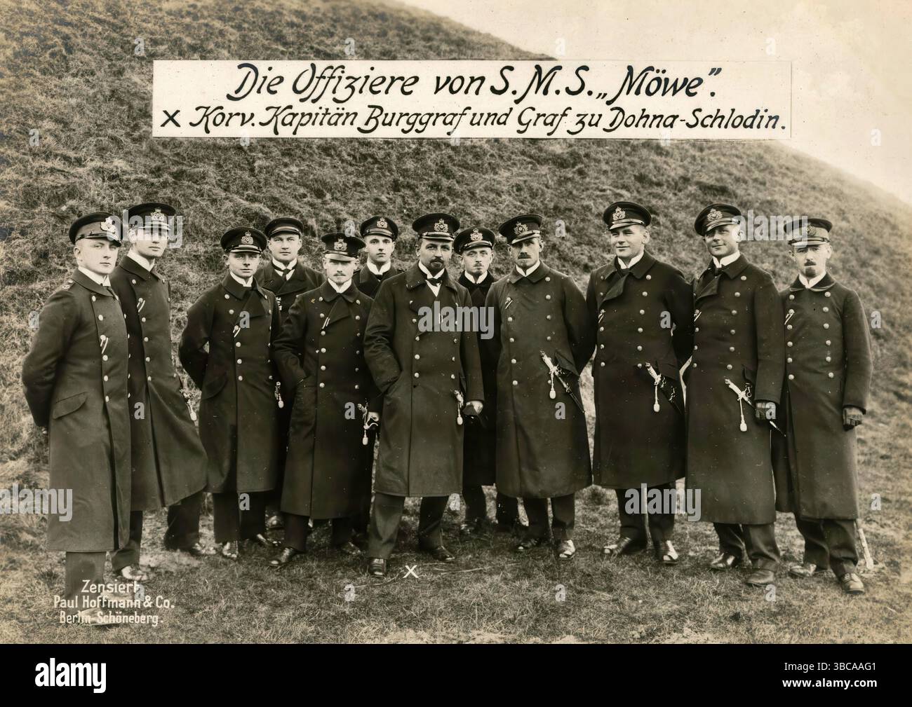 Die Offiziere von SMS Möwe. Korv. Kapitän Burggraf und Graf zu Dohna ...