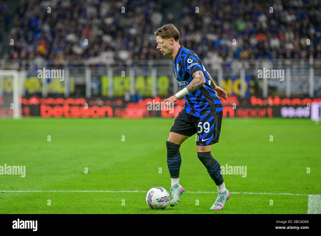 Milano, Italy. 18th, May 2025. Nicola Zalewski (59) of Inter seen ...