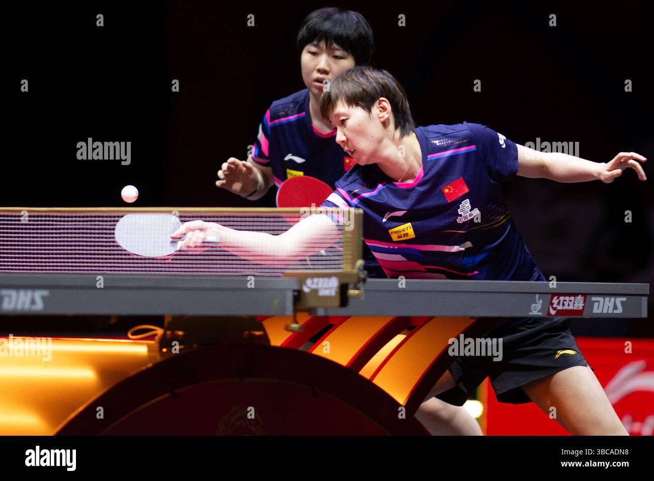 Doha, Qatar. 19th May, 2025. Wang Manyu (R)/Kuai Man of China compete ...