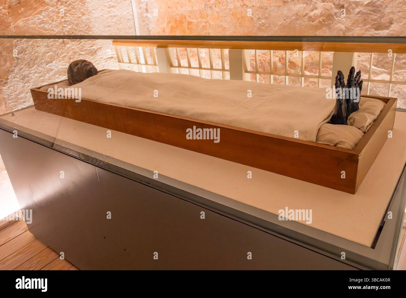 The mummified body of pharaoh Tutankhamun (No: 62), Valley of the Kings ...