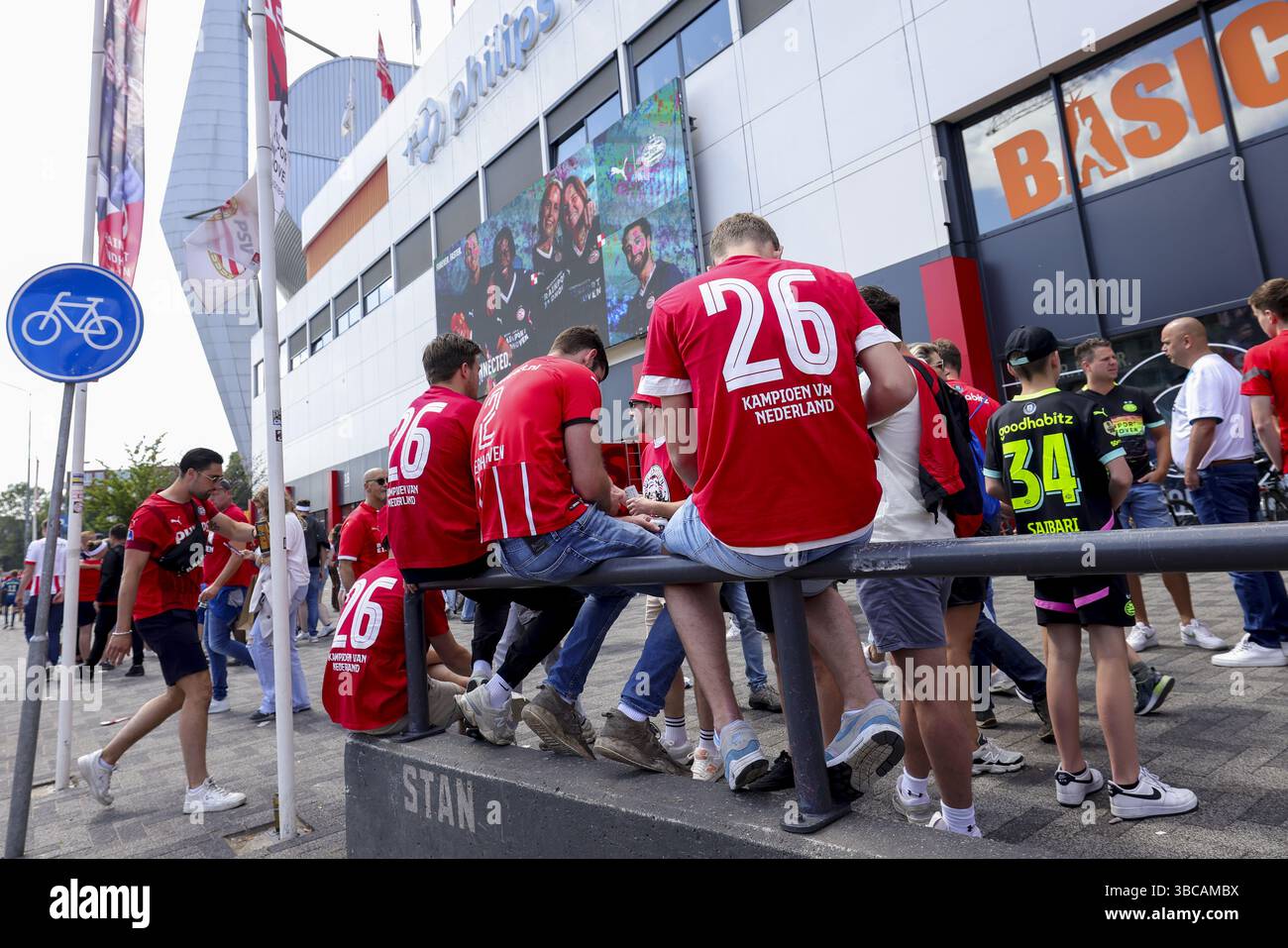 EINDHOVEN - PSV fans gather in the center for their team's ceremony ...