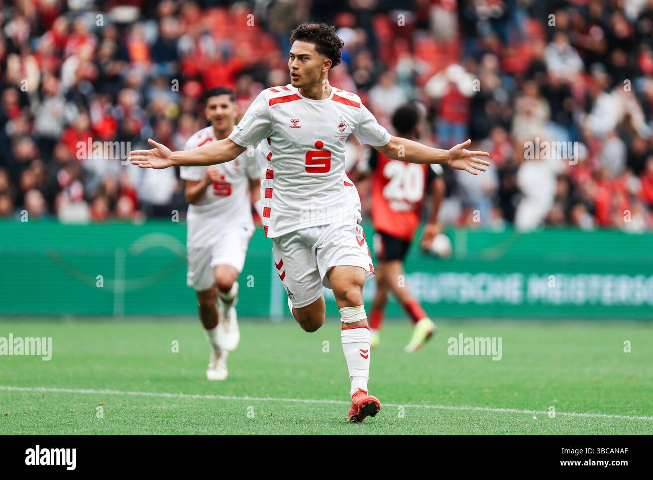 Justin von der Hitz (1. FC K?ln, #7) beim Torjubel zum 2:3 Finale ...