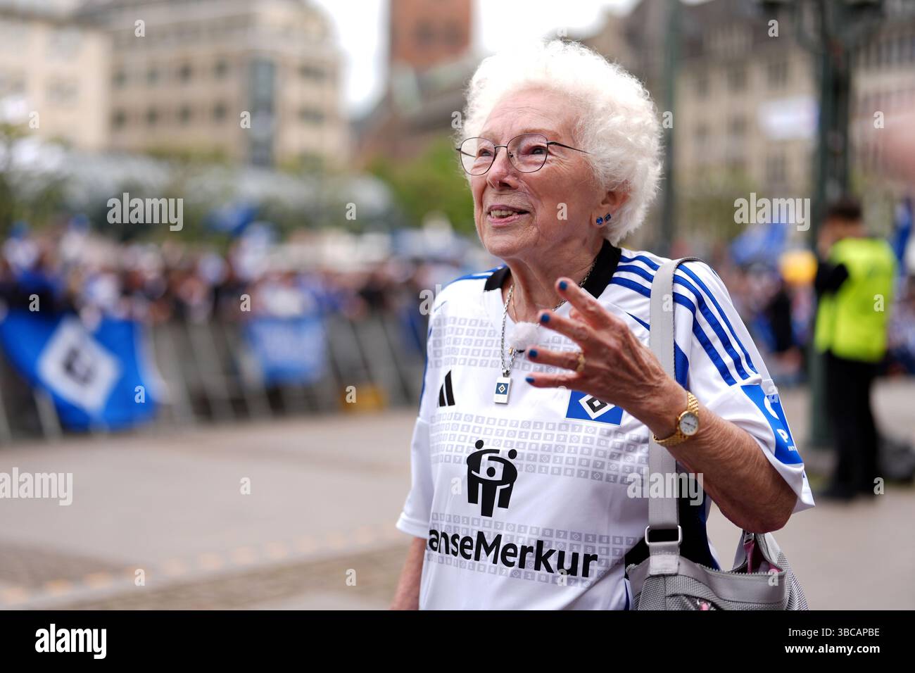 Hamburg, Germany. 19th May, 2025. Soccer: 2nd Bundesliga, Hamburger SV ...