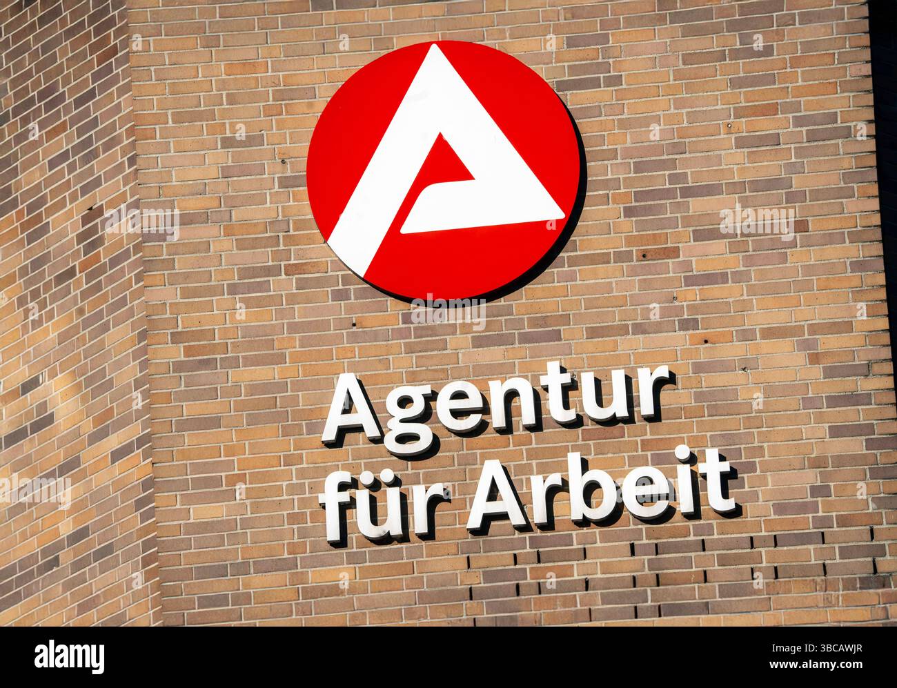 Agentur für Arbeit, Logo an der Fassade des Arbeitsamts, München, Mai ...