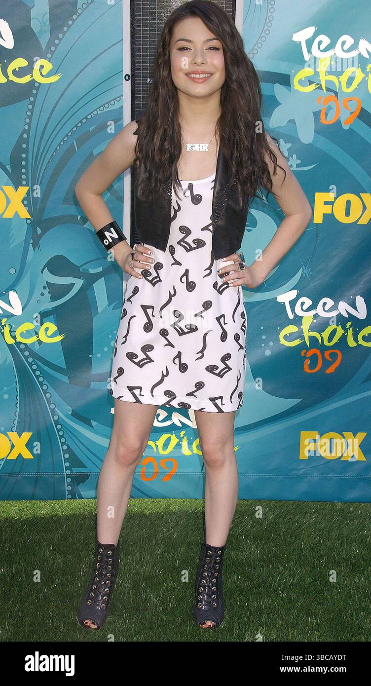 Miranda Cosgrove at the 2009 Teen Choice Awards held at the Gibson ...