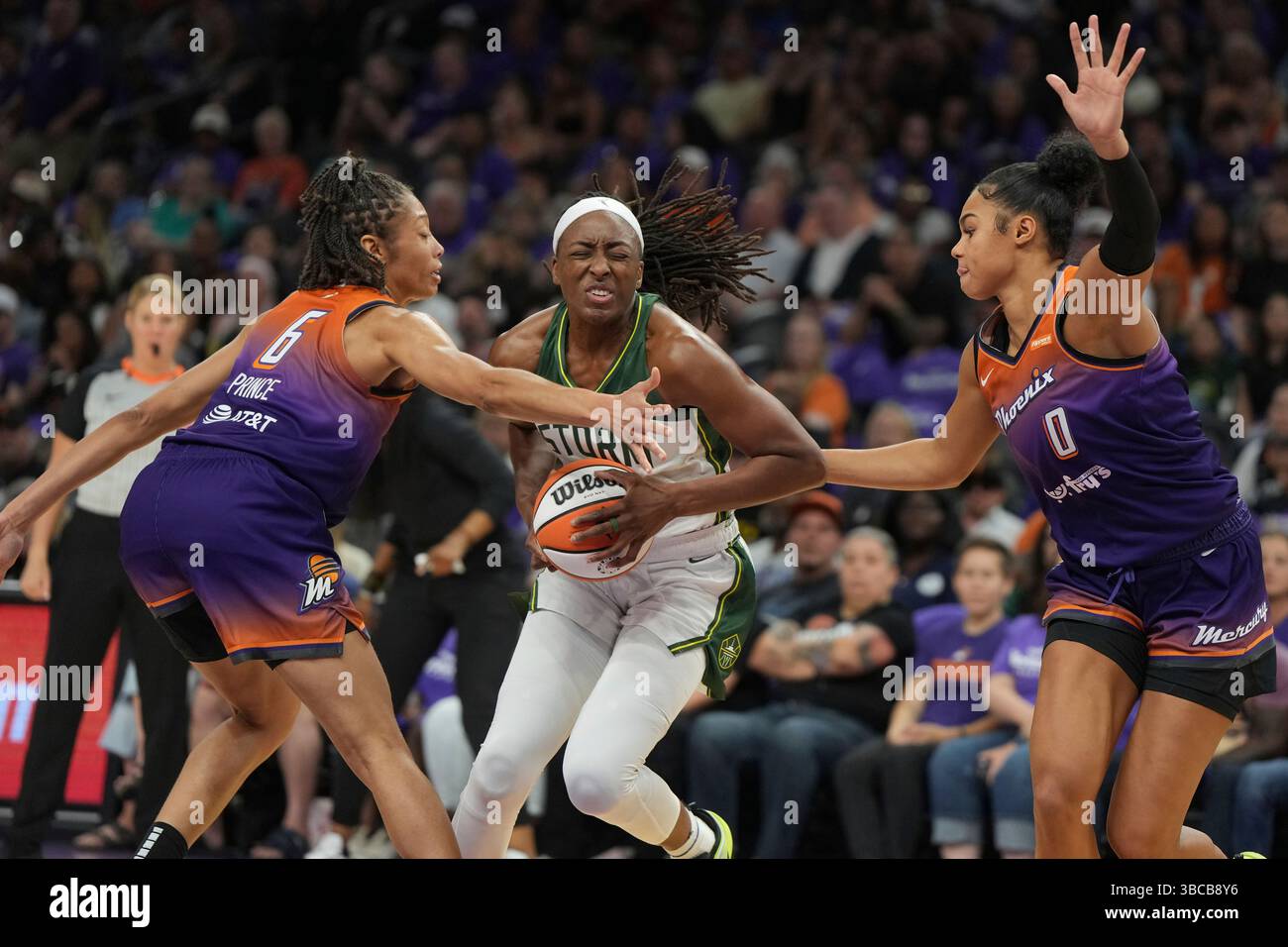 Seattle Storm forward Nneka Ogwumike (3) drives between Phoenix Mercury ...