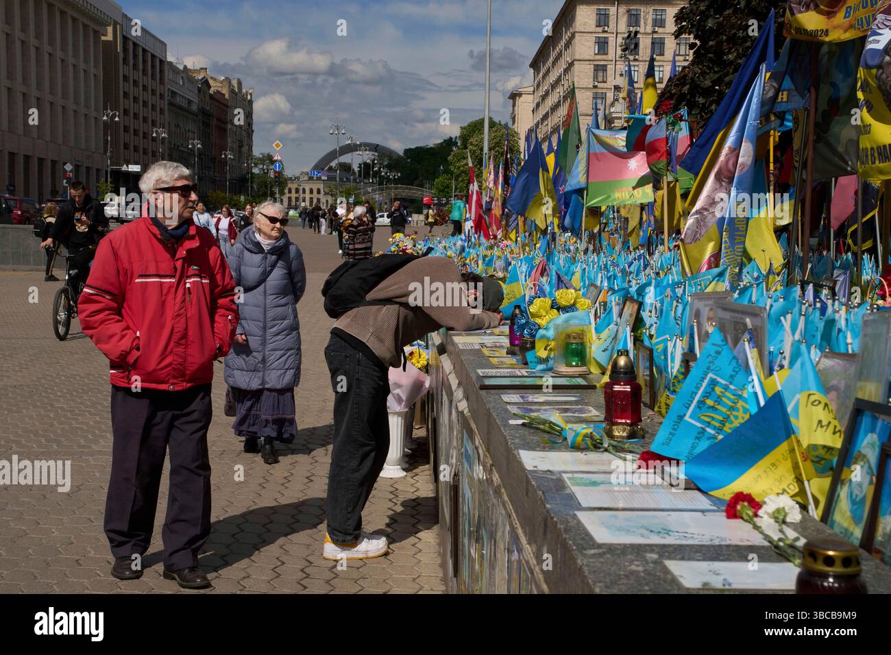 People pay their respect at the memorial to the fallen Ukrainian ...