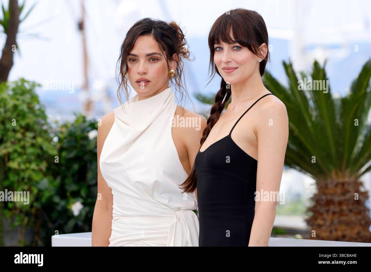 Adria Arjona und Dakota Johnson beim Photocall zum Kinofilm Splitsville auf dem Festival de ...