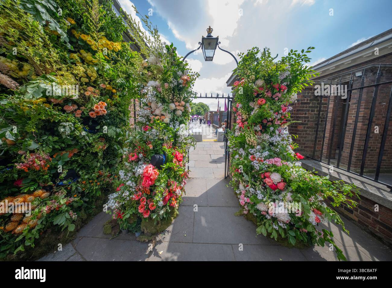 Entrance gate to chelsea flower show hi-res stock photography and ...