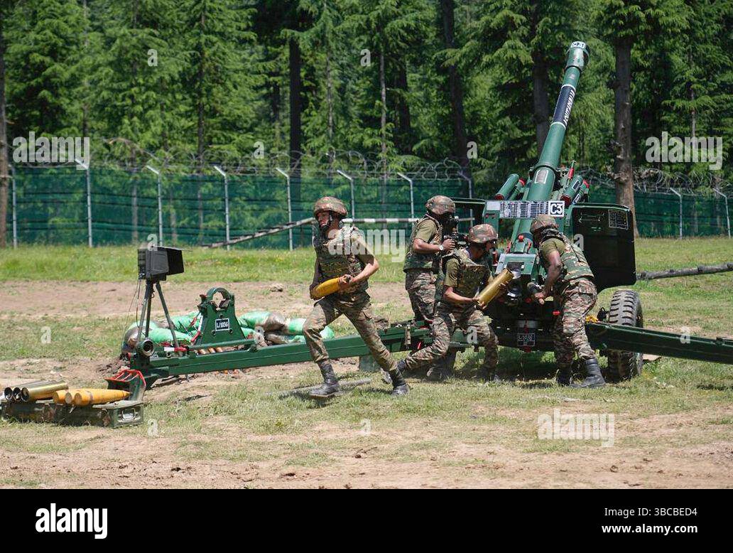 Indian soldiers practice military drills with heavy artillery used in ...