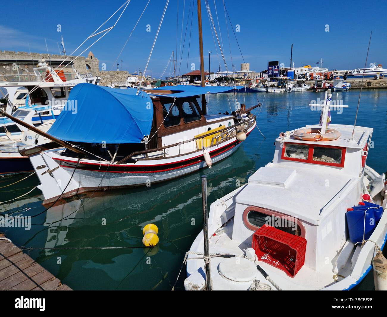 Fishing boats town pier hi-res stock photography and images - Alamy