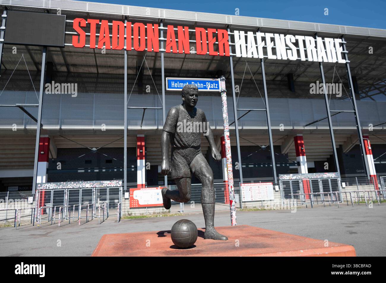 Eine Statue von Helmut Rahn, Bronze, Denkmal vor dem Stadion an der ...