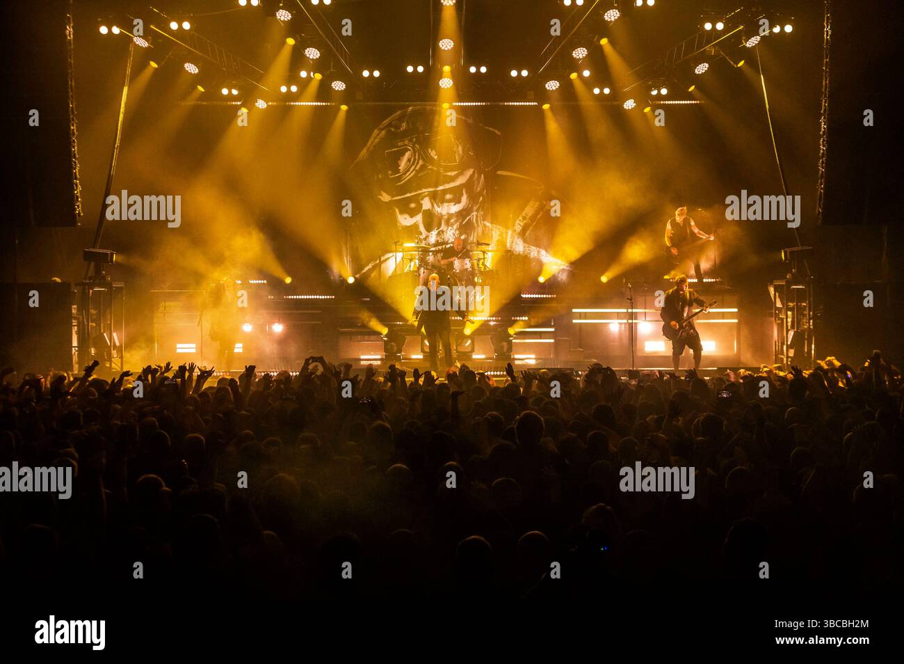 Eisbrecher live bei einem Konzert der Kaltfront -Tour in der Swiss Life Hall. Hannover, 17.05. ...