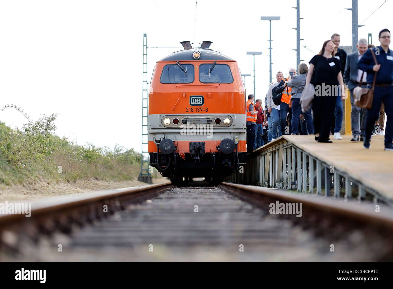 DB-Mitarbeiter steigen aus einem Sonderzug der DB, der ...
