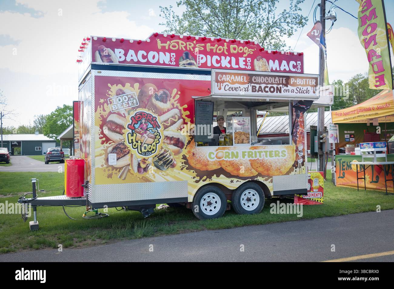 A Horr's Hot Dogs food truck at the 2025 Pirate fest in New Platz New ...