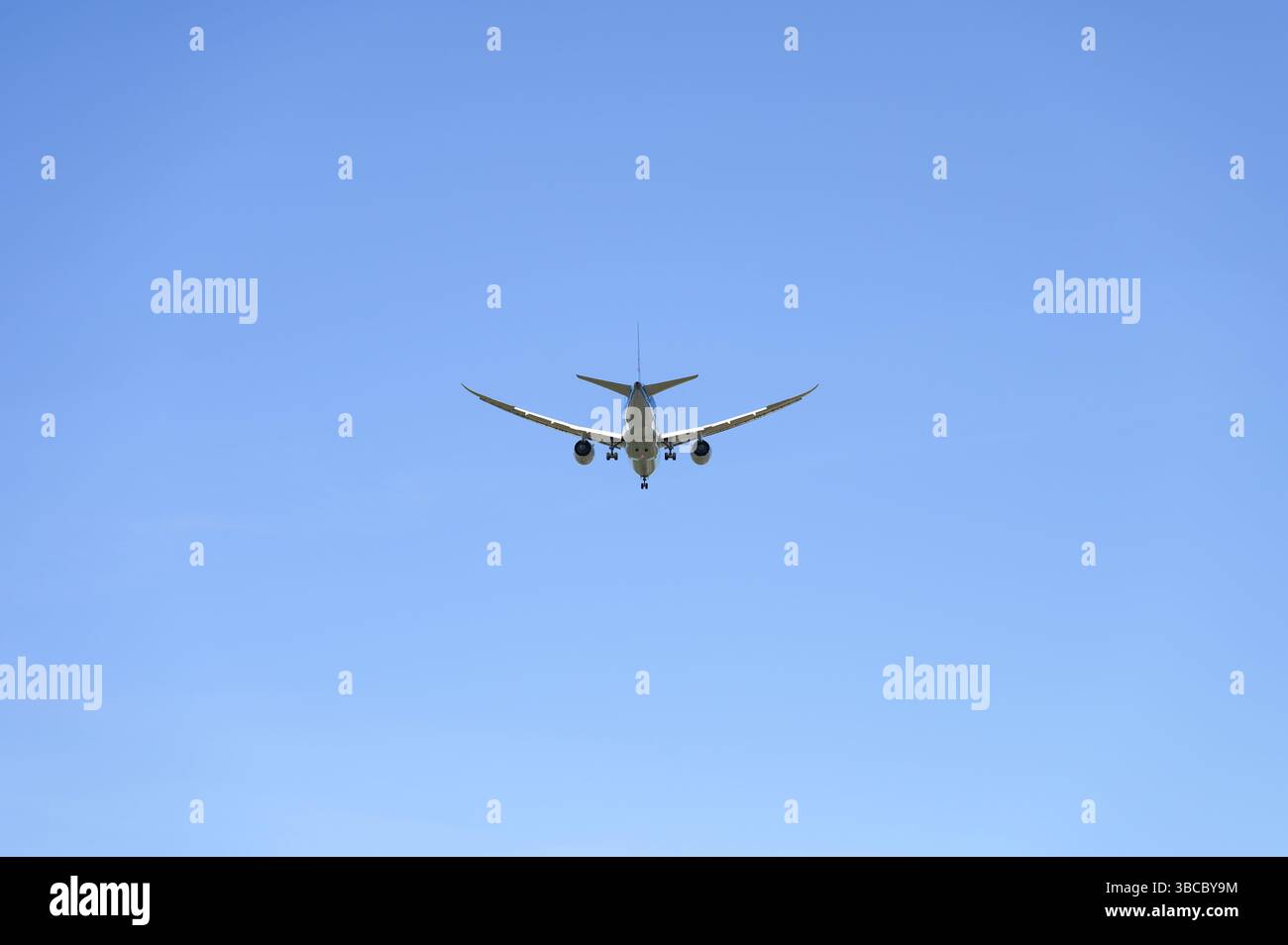 Two airplanes flying overhead hi-res stock photography and images - Alamy