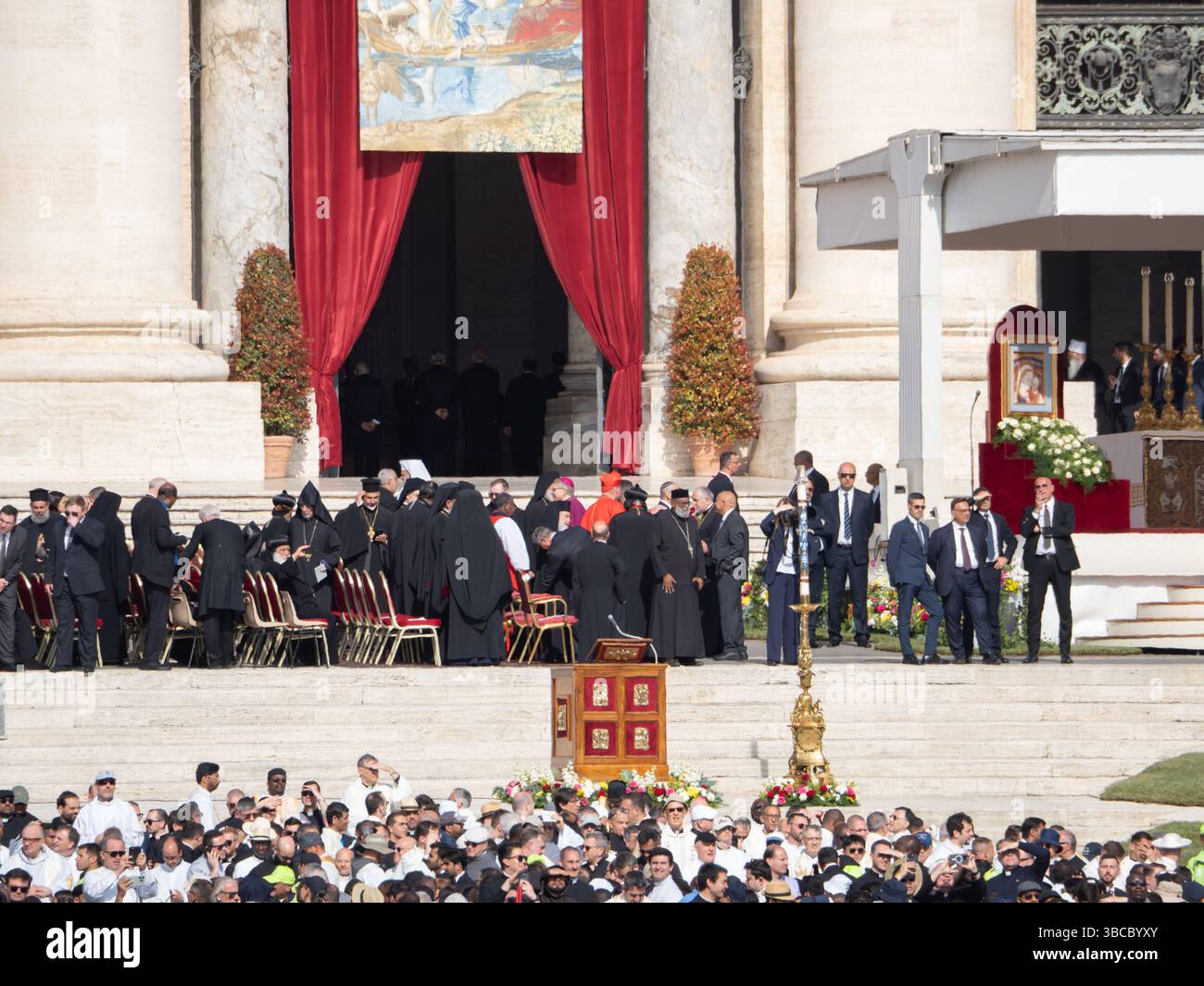 Preparation of the inaugural mass of Pope Leo XIV Pontificate Stock ...