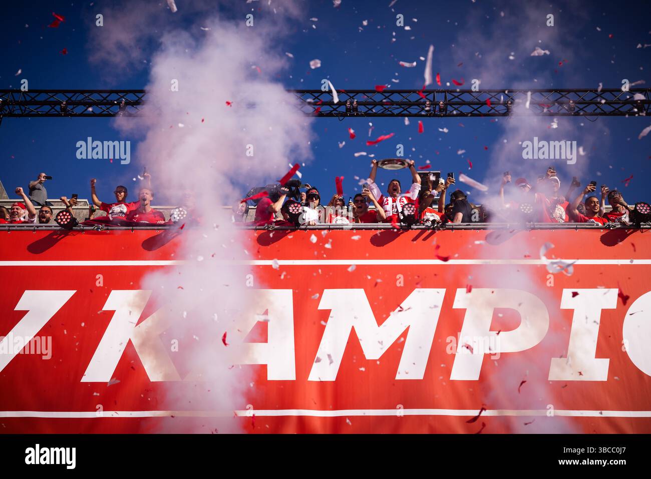EINDHOVEN - Players and staff of PSV celebrate the national ...