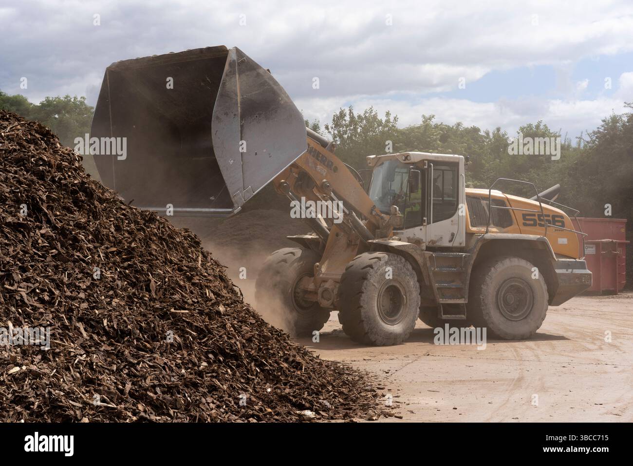 Recyclingbetrieb Göhner Herstellung von Mulch aus Rindenresten im ...
