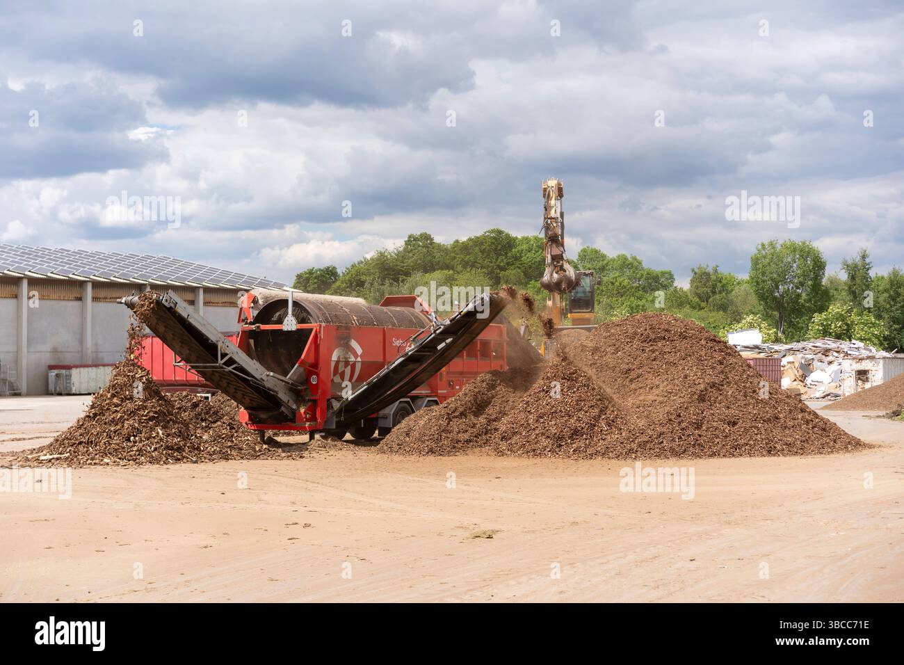 Recyclingbetrieb Göhner Herstellung von Mulch aus Rindenresten im ...