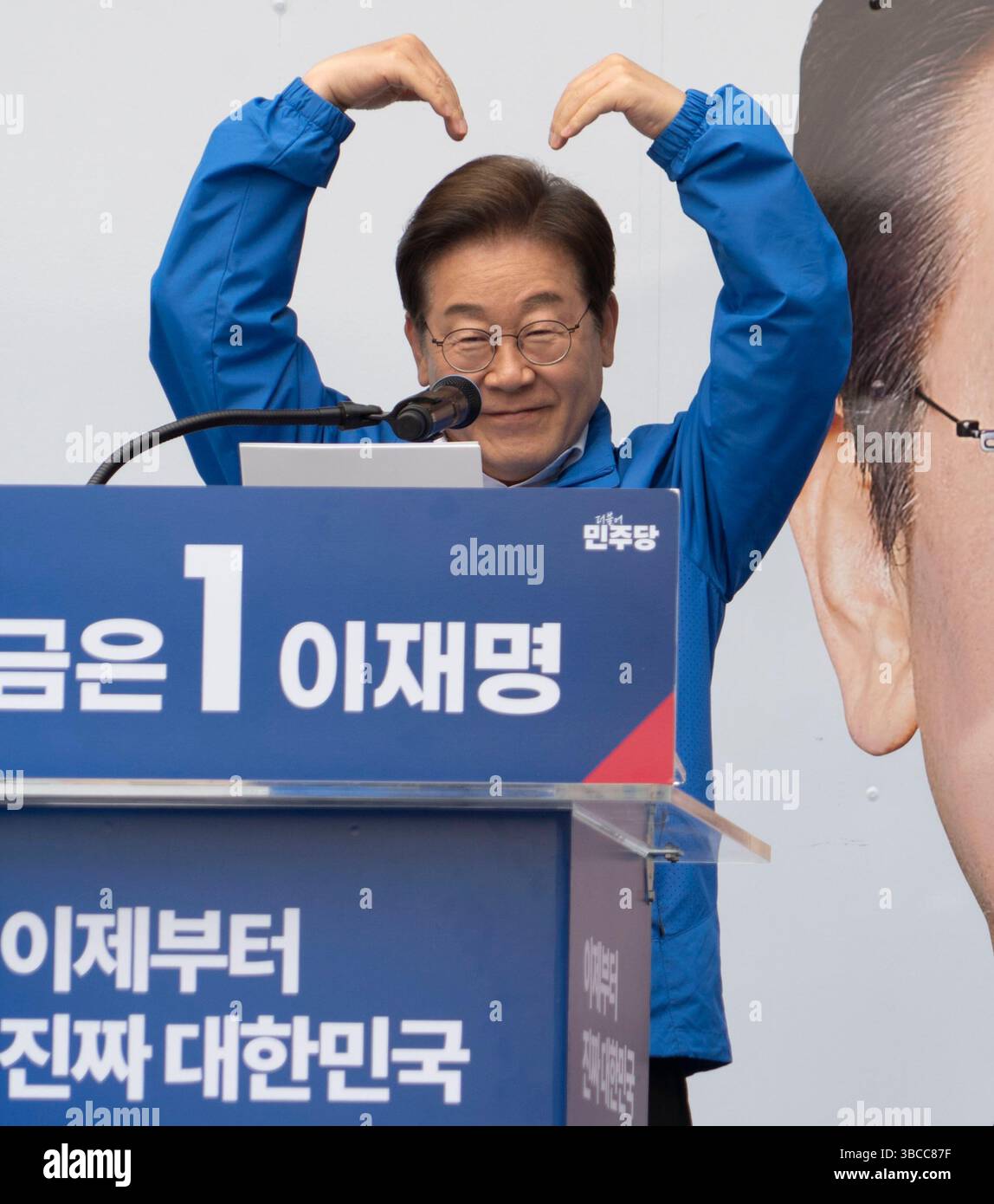Seoul, South Korea. 19th May, 2025. Lee Jae-Myung, the presidential candidate of the liberal ...