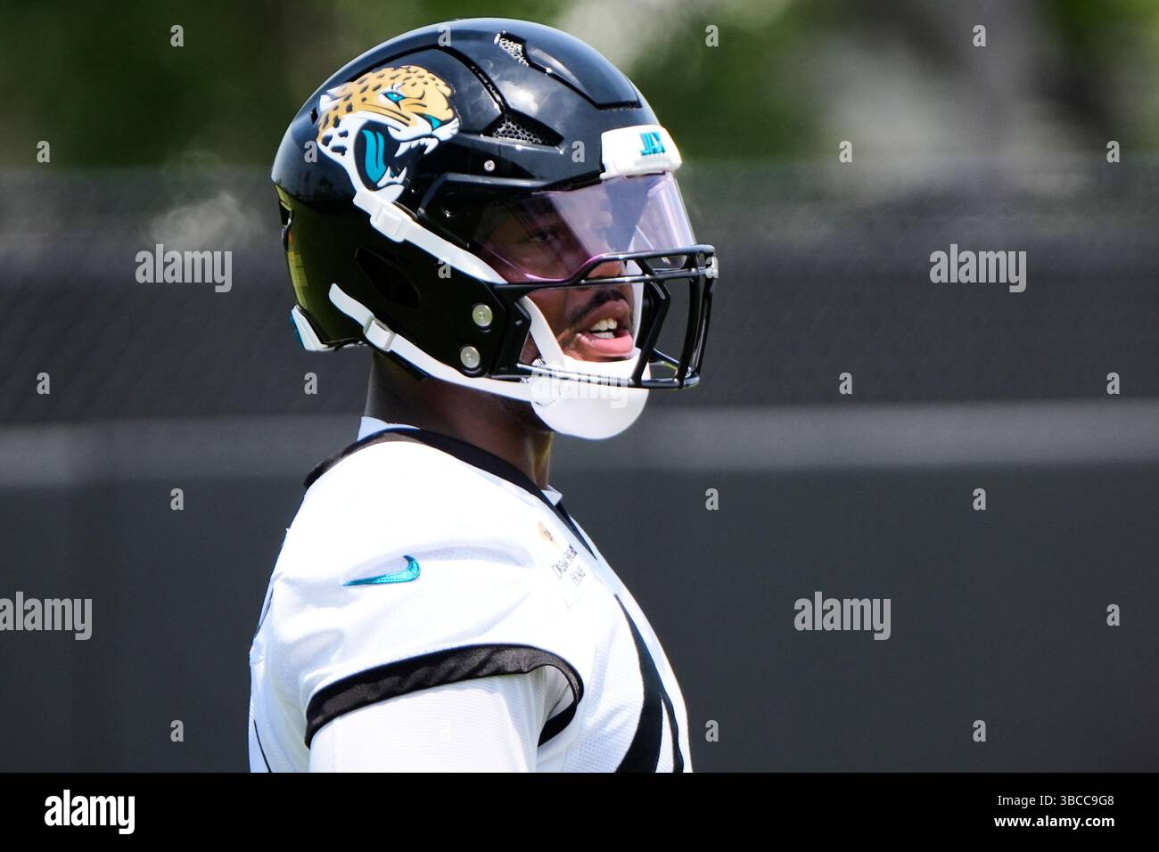 Jacksonville Jaguars defensive end Travon Walker prepares for a drill ...