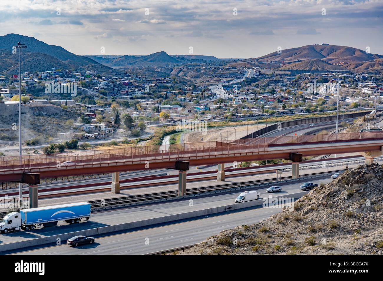 US Mexico border at El Paso Texas, Juarez Chihuahua. Intercontinental ...
