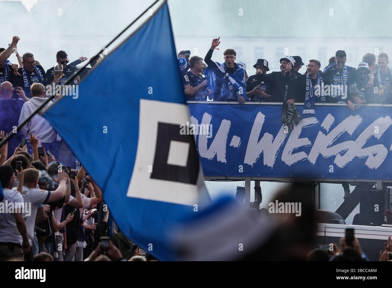 Hamburg, Germany. 19th May, 2025. Soccer: 2nd Bundesliga, Hamburger SV ...