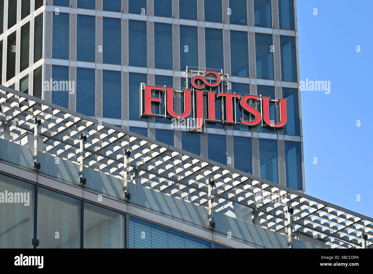 Fujitsu Logo,Markenemblem,Firmenlogo an den Highlight Towers in ...