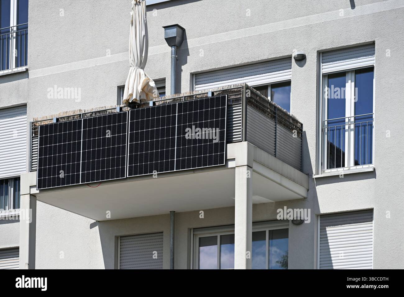 Balkonkarftwerk am Gelaender von einem Balkon an einer Wohnung ...
