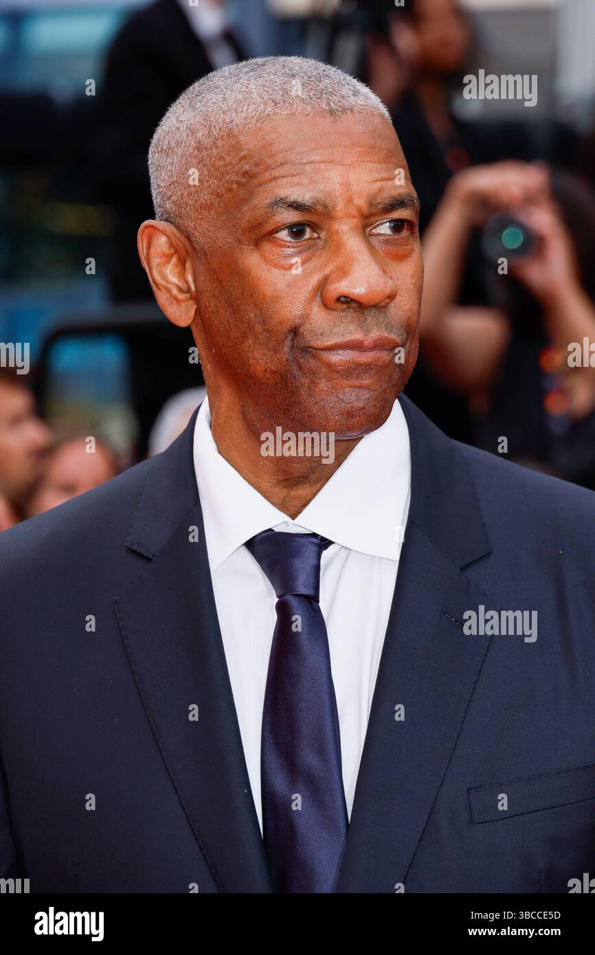 Denzel Washington poses for photographers upon arrival at the premiere ...
