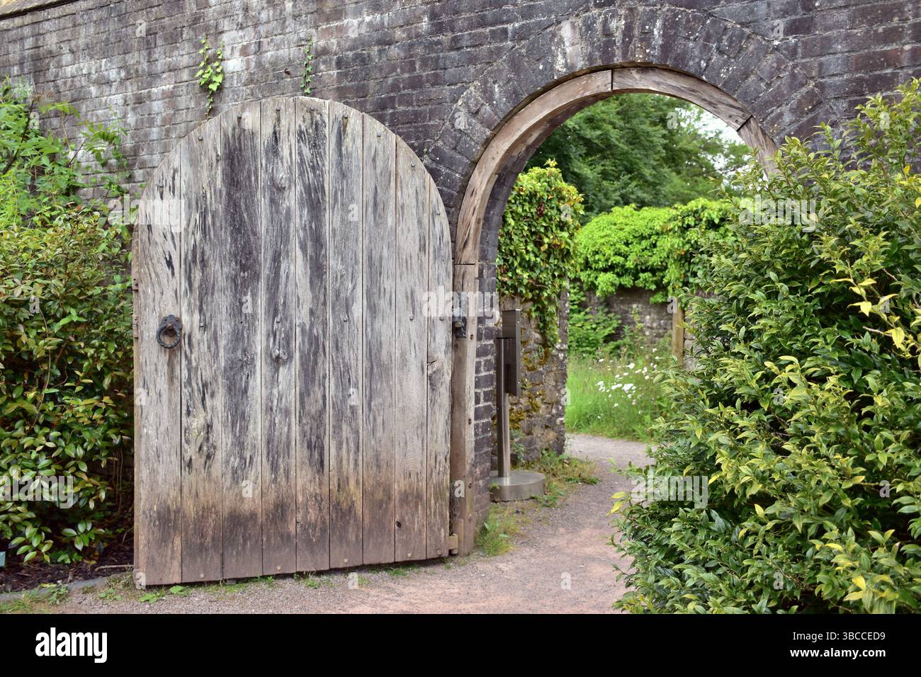 Large arched gate hi-res stock photography and images - Alamy