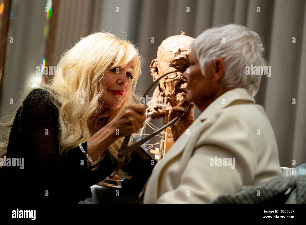 Sculptor Frances Segelman sculpts Dame Judi Dench live in front of an ...