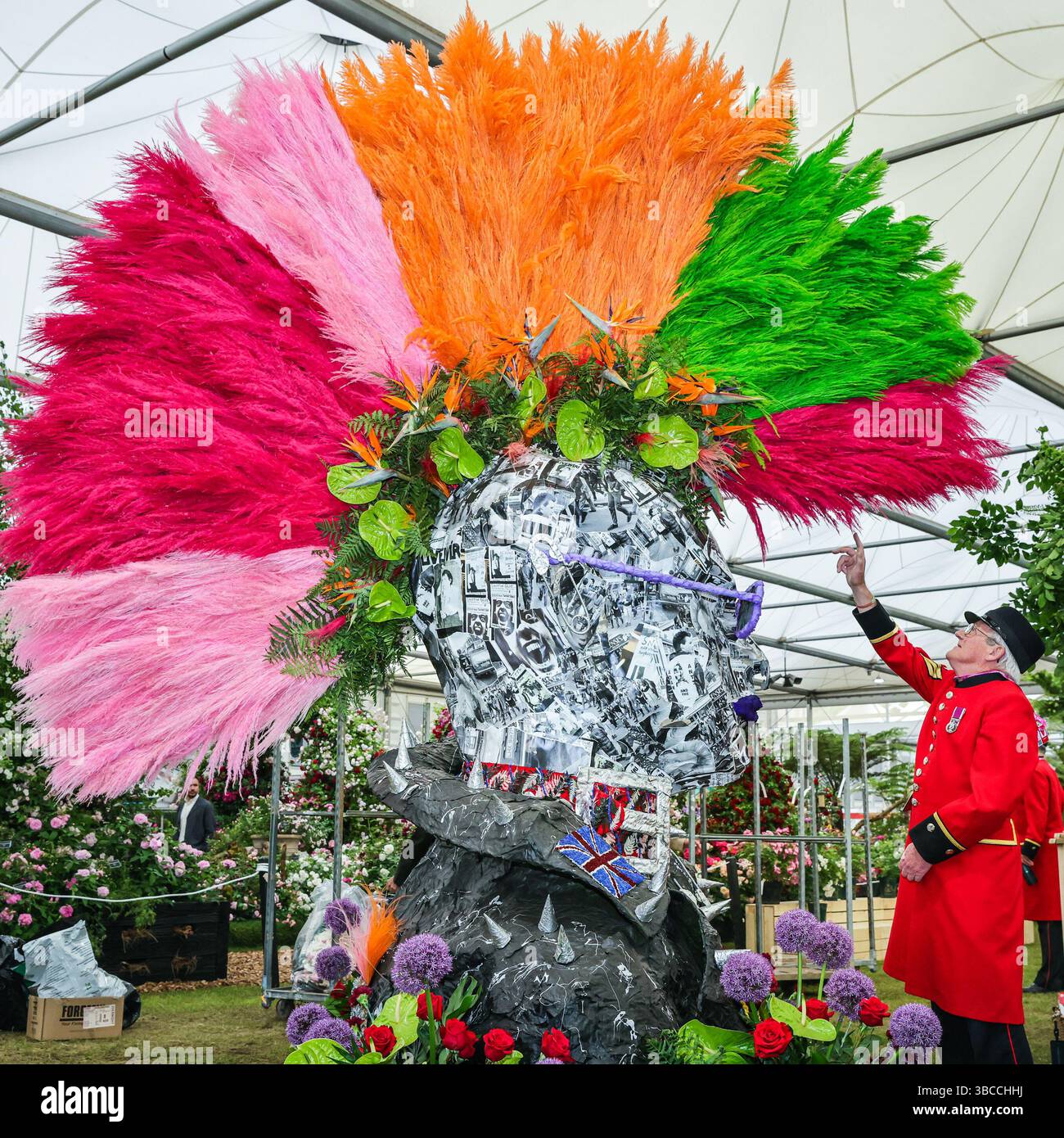 London, UK. 19th May, 2025. Chelsea Pensioner Peter has fun posing with ...