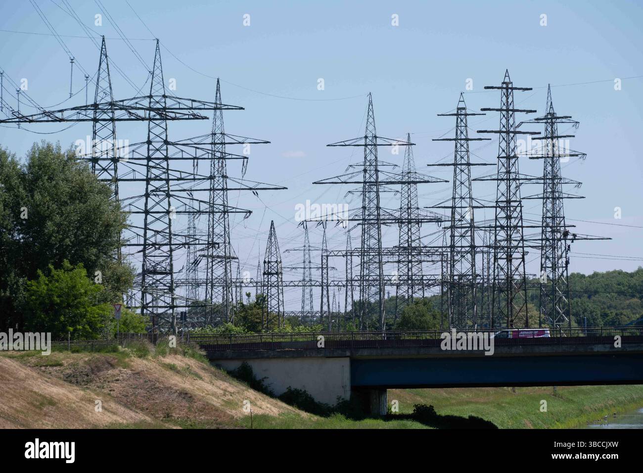 Eat, Deutschland. 19th May, 2025. Power pylons, overhead lines, high ...