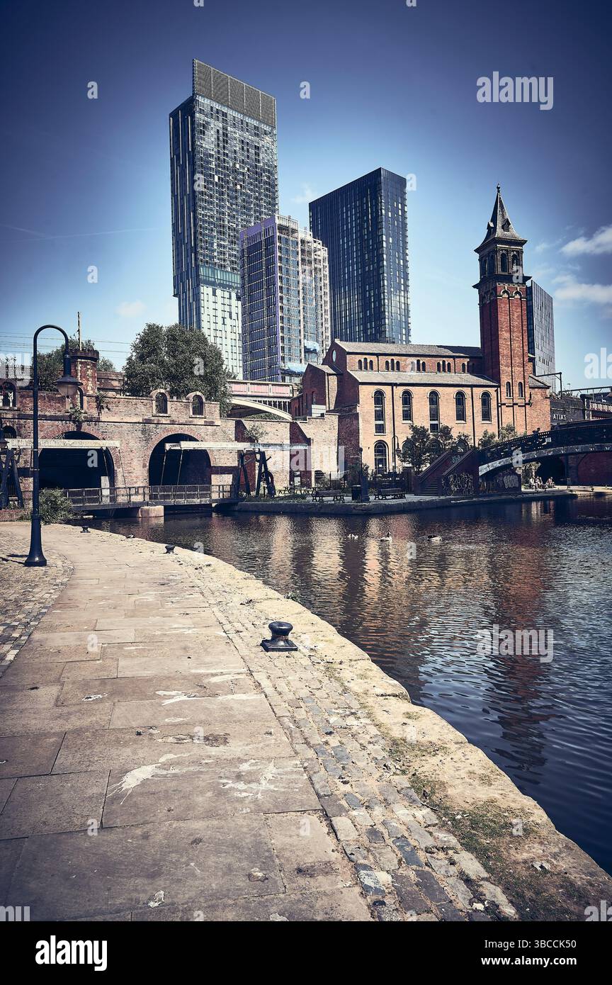 The Grocers' warehouse on the Rochdale canal at castlefield,Manchester ...