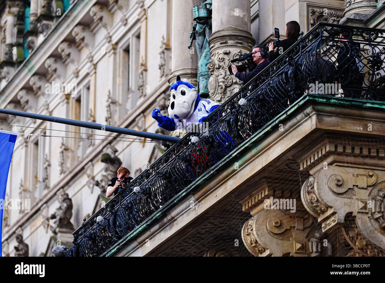 Hamburg, Deutschland. 19th May, 2025. Maskottchen Dino Hermann GER ...