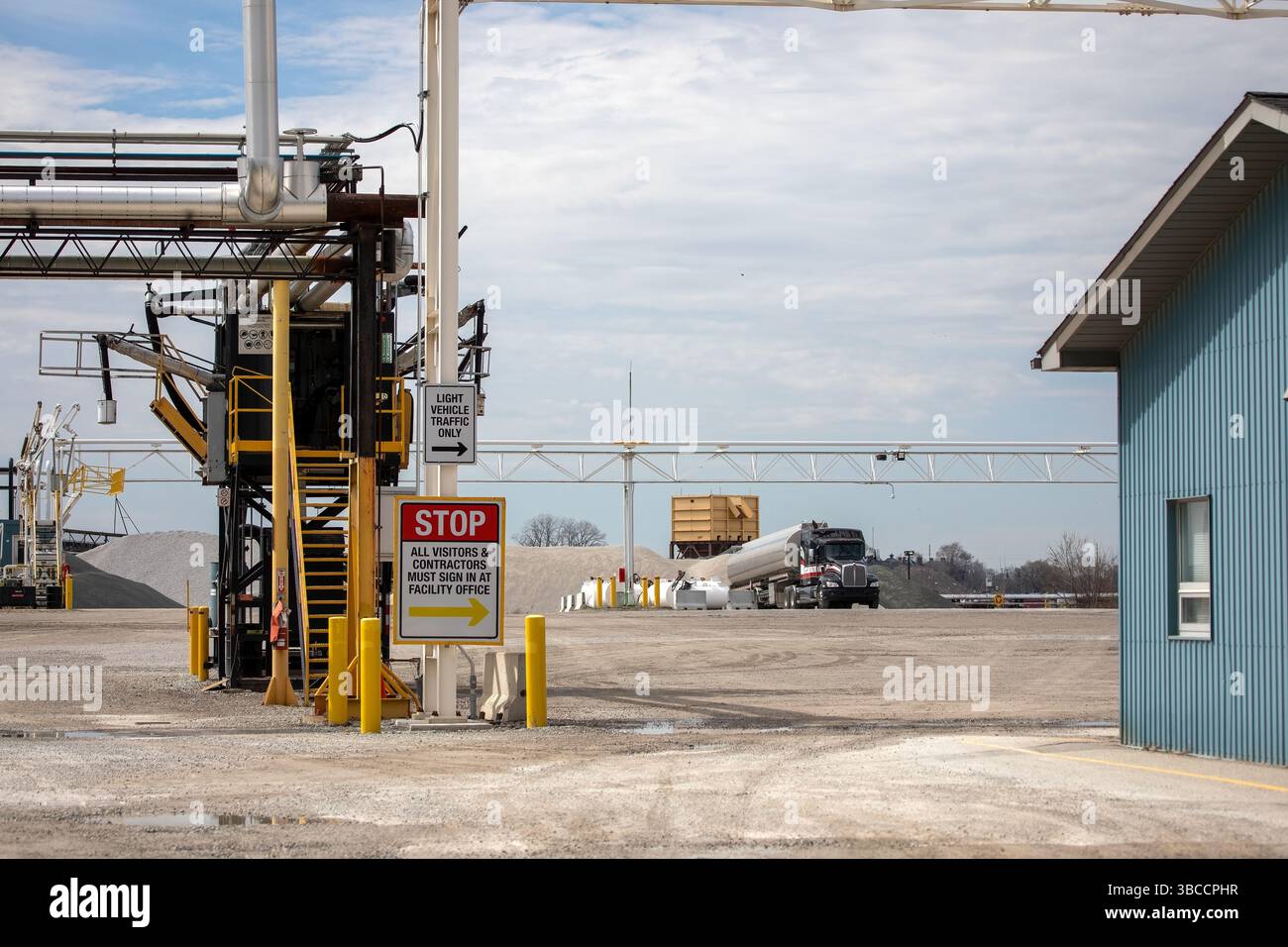 Riverfront industrial hi-res stock photography and images - Alamy