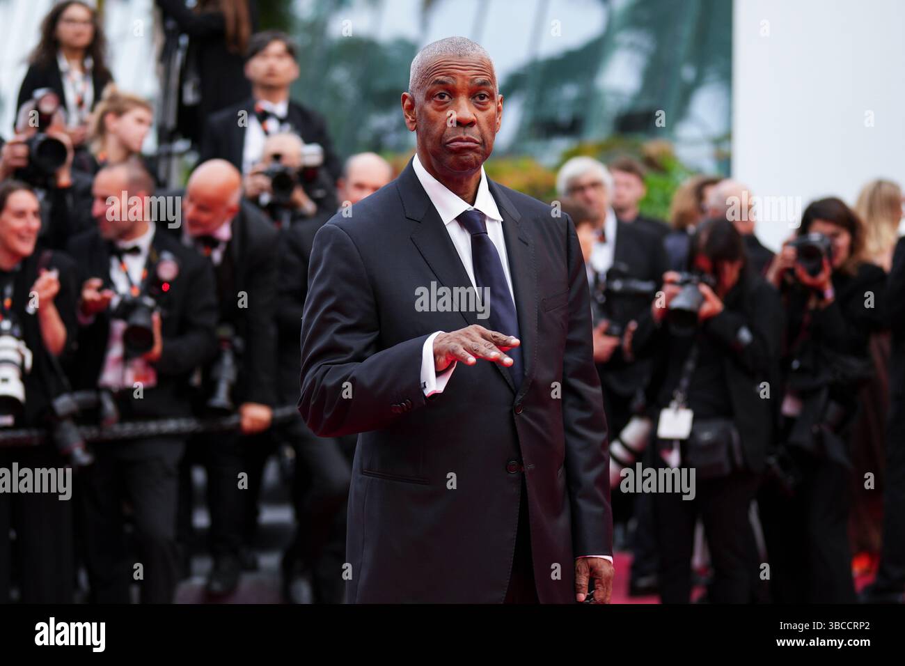 Denzel Washington poses for photographers upon arrival at the premiere ...