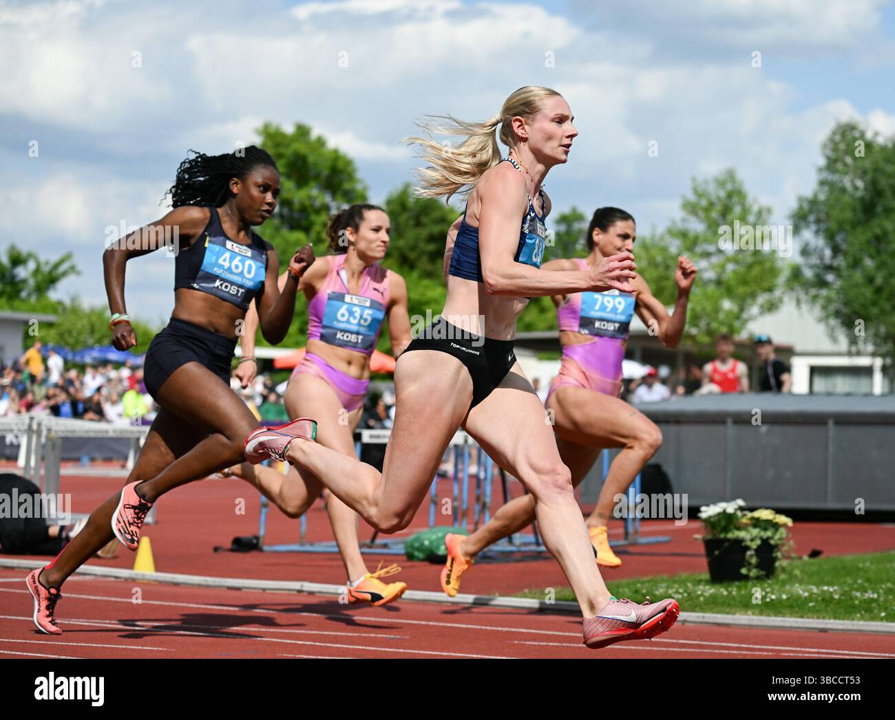 150m: Sina Mayer (Zweibr?cken, vorne) auf dem Weg zum Sieg. Judith Bilepo Mokobe (USC Mainz, 460 ...