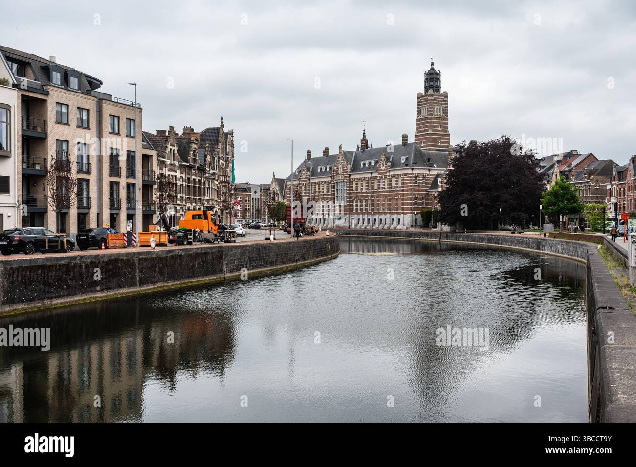 The banks of the river Dender with the building of the Court of first ...