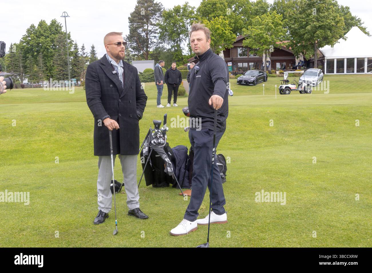 Kollegah li. und Michael Muthreich re. beim Rundgang. Der deutsche ...
